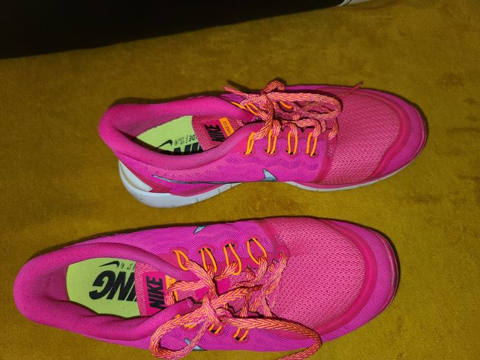 Nike Training Rose : Achat occasion | Baskets (fille) Nike Rose 40 Bon état