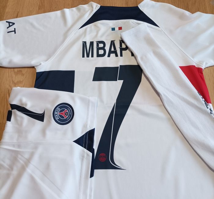 PSG Mbappe très belle tenue taille 8 ans modèle blanc extérieur flocage ...