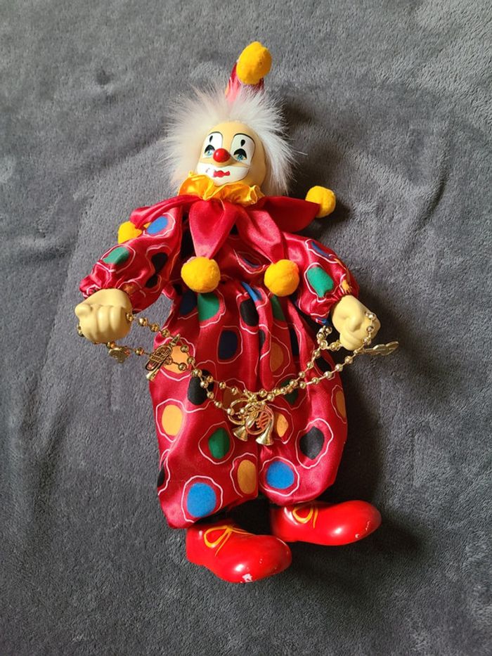 Clown rouge musiquale 40 cm - clown | Beebs
