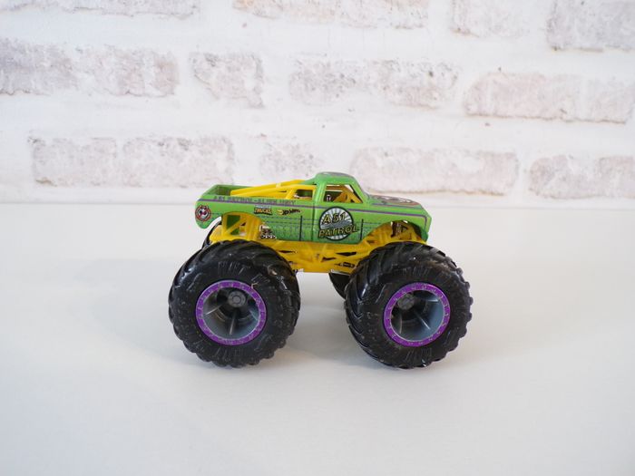 Monster trucks - Hot wheels - HotWheels A51 Patrol - Alien Unit (J17 ...