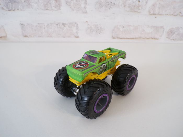 Monster trucks - Hot wheels - HotWheels A51 Patrol - Alien Unit (J17 ...