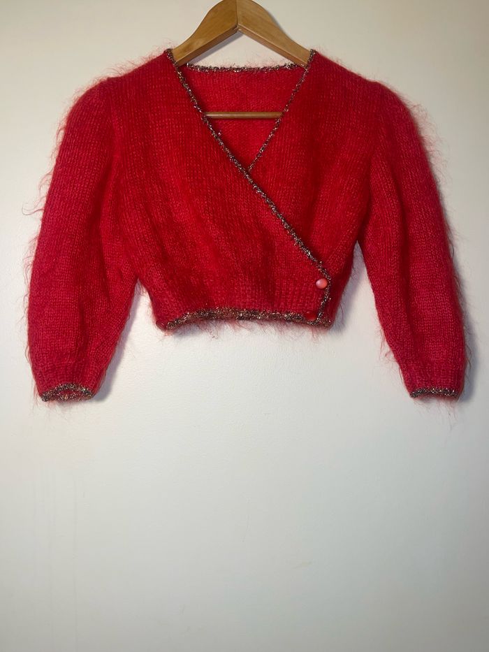 Gilet rouge à bordure avec liseret doré et argent | Beebs