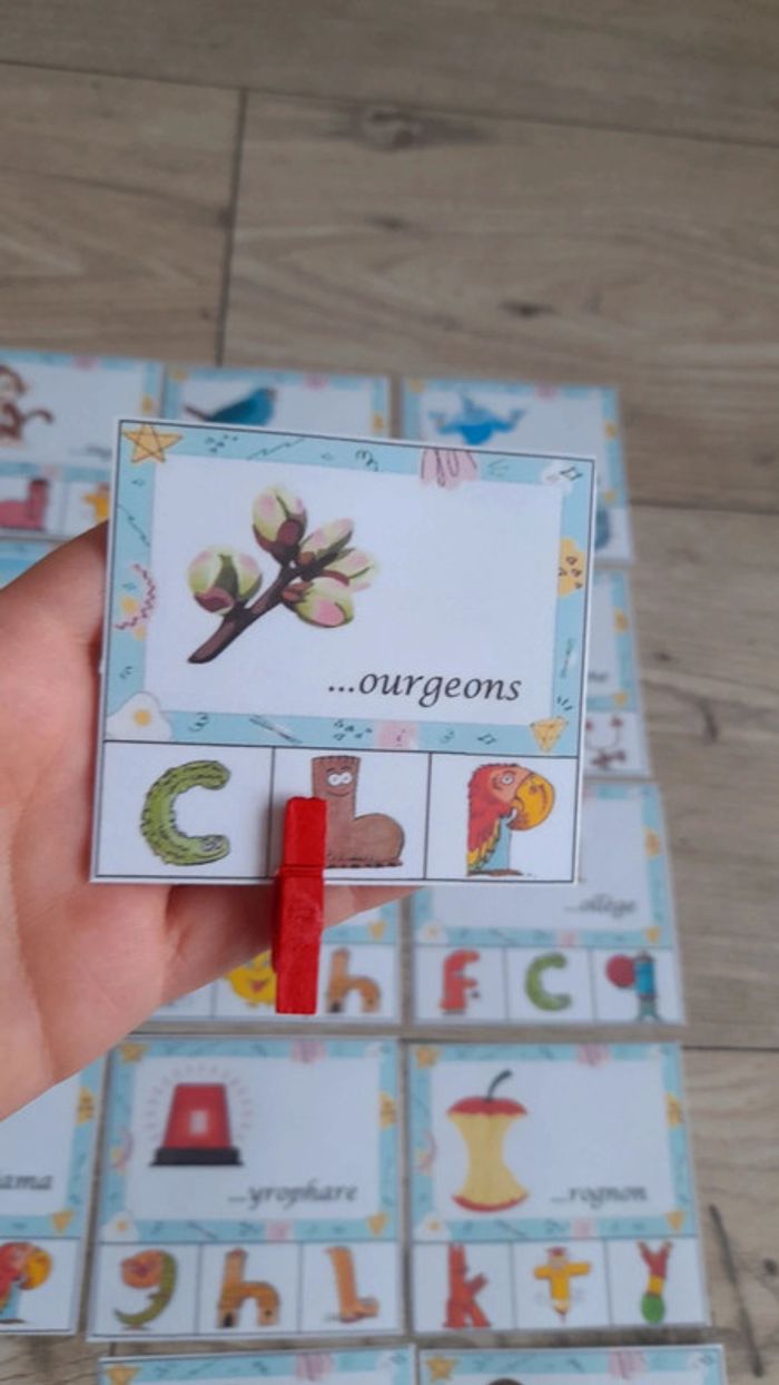 Cartes à pince. Retrouve la 1ere lettre alpha - Montessori | Beebs by Kiabi