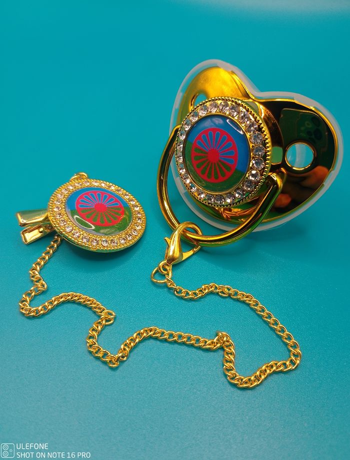 Tétine strass avec attache personnalisé drapeau gitan : Achat occasion ...